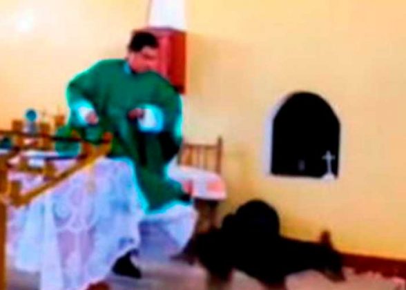 ¡Indignante! Sacerdote patea a perrito en plena misa en Perú (Video ...