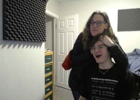Streamer alcanza los 9 espectadores en Twitch y lo celebra con su mamá ...