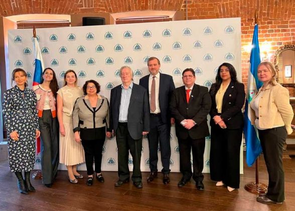Encuentro solidario entre representantes de Nicaragua y el escritor ...