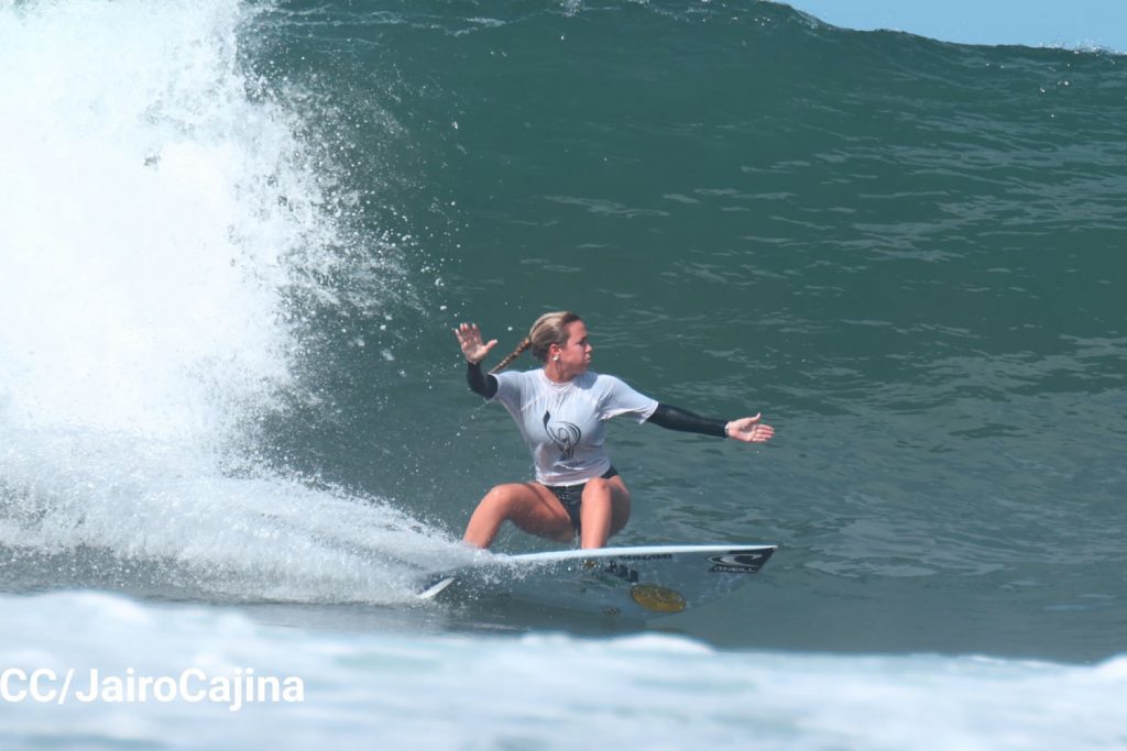 La surfista profesional Candelaria Resano, regresa a las olas en su ...