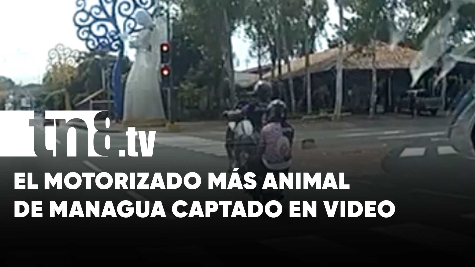 ¡El motorizado más animal de Managua!: Se tira el rojo y en "caballito ...