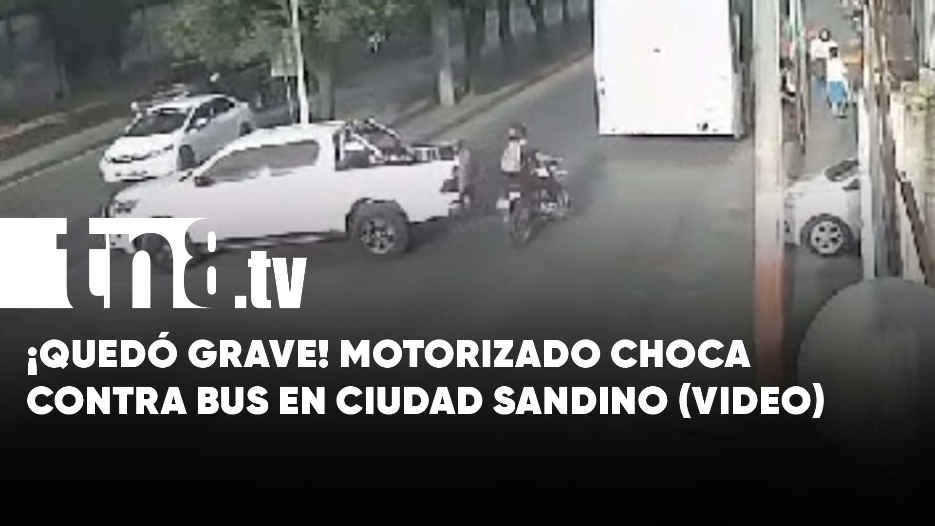 Impacto brutal: Motociclista choca a alta velocidad contra bus en ...